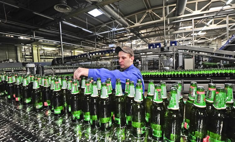 Personal pentru ambalat/etichetat in fabrica de bere Germania ...